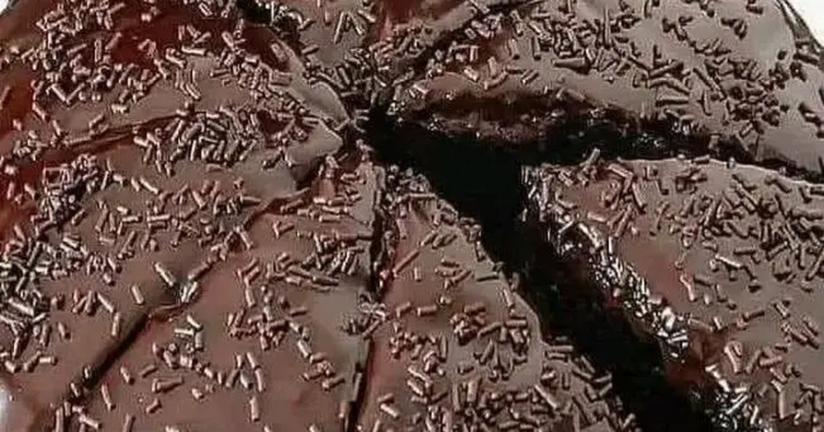 Αυτό το κέικ σοκολάτας δεν είναι απλά ένα κέικ - είναι μια γλυκιά ...