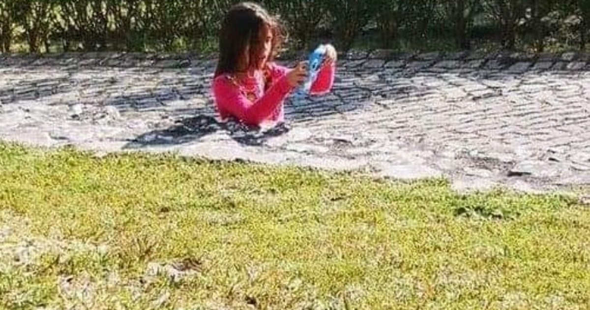 Picture of little girl ‘sinking into the ground’ is leaving people ...