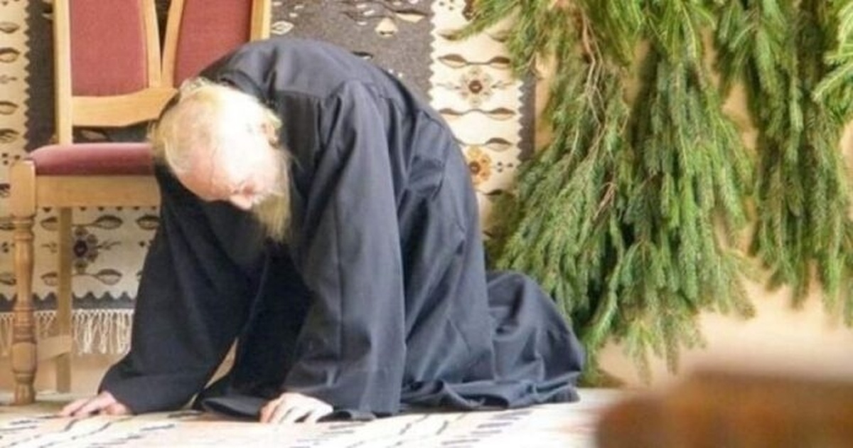 Μετάνοιες στις 12 το βράδυ, 12 μετάνοιες στη Μητέρα του Θεού λύνουν ...